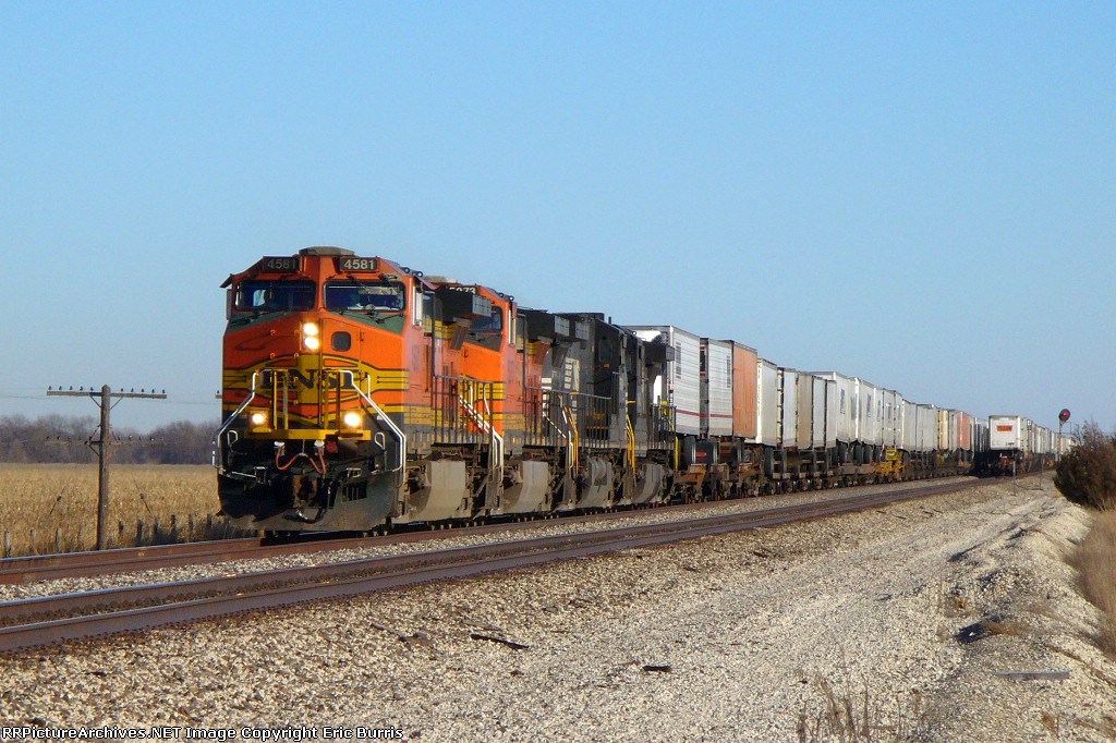 BNSF 4581 westbound